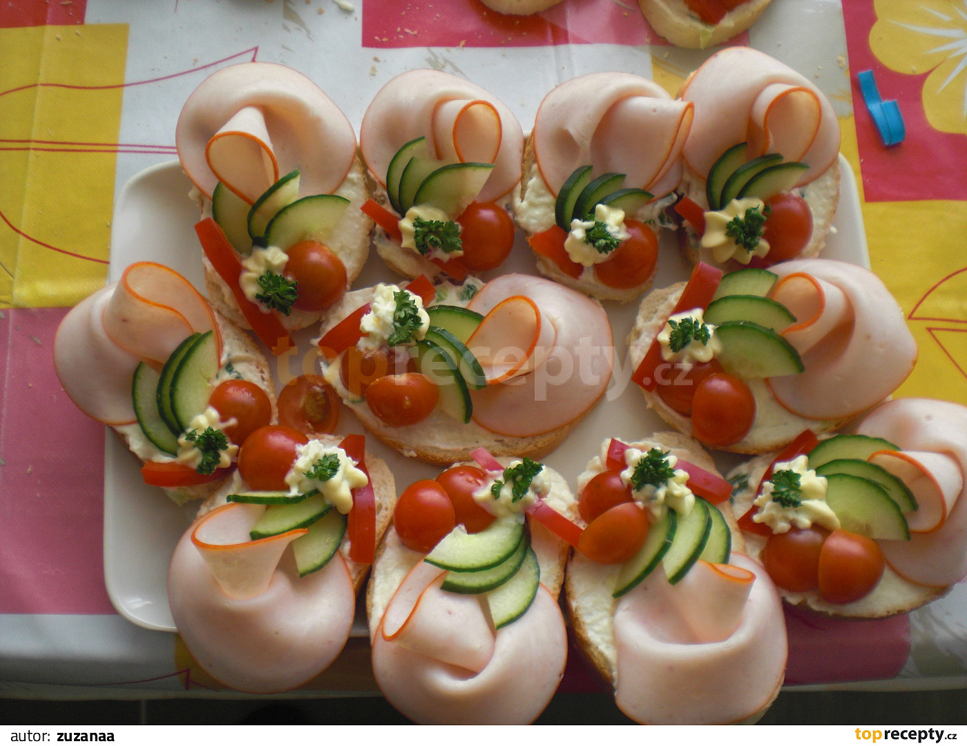 Obložený chlebíček s česnekovou pomazánkou recept - TopRecepty.cz