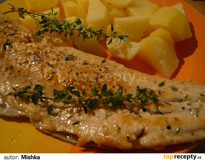 Pstruh lososovitý na másle s citrónem a bylinkami recept - TopRecepty.cz