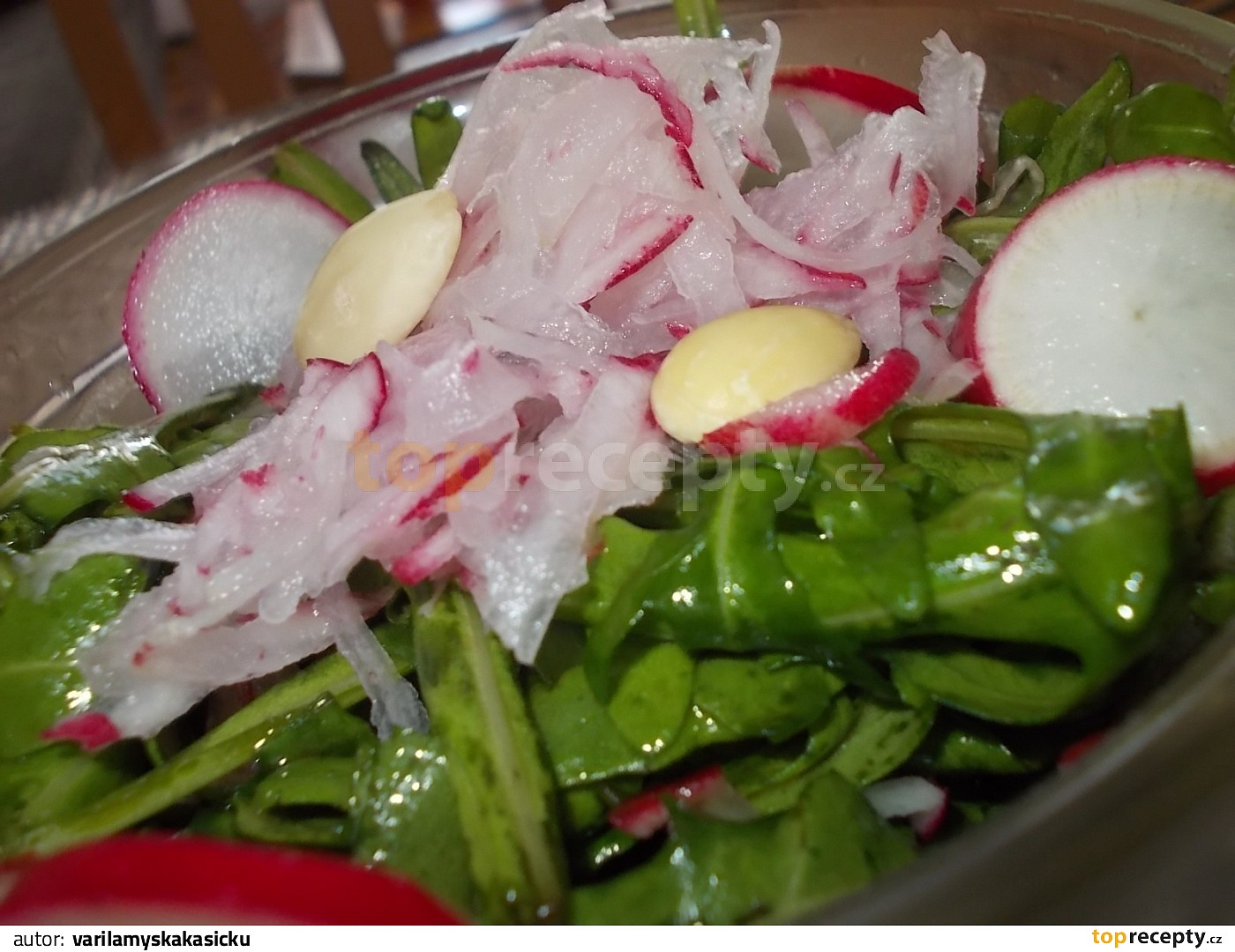 Salát z ředkviček, rukoly a sýrů recept - TopRecepty.cz