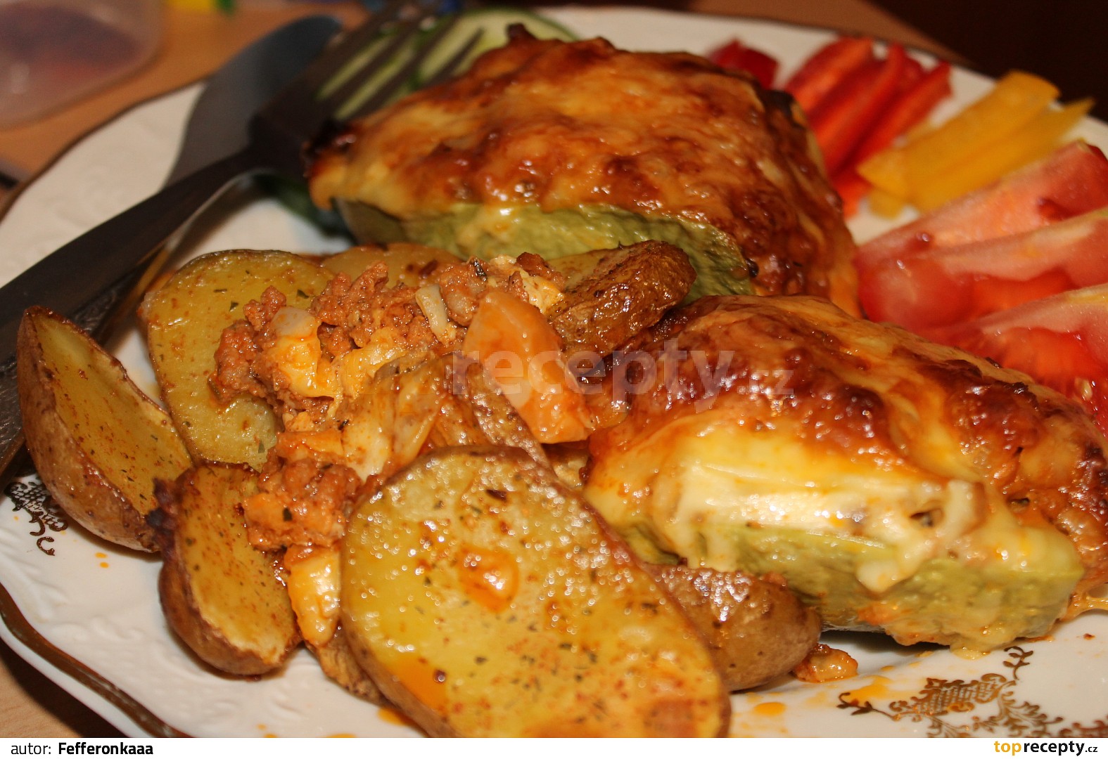 Zapečená cuketa plněná mletým masem a sýrem - TopRecepty.cz