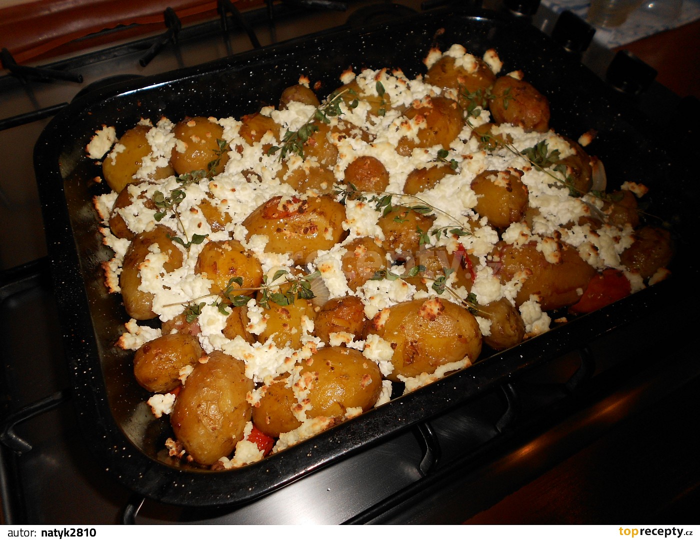 Zapečené nové brambory s tvarohem recept - TopRecepty.cz