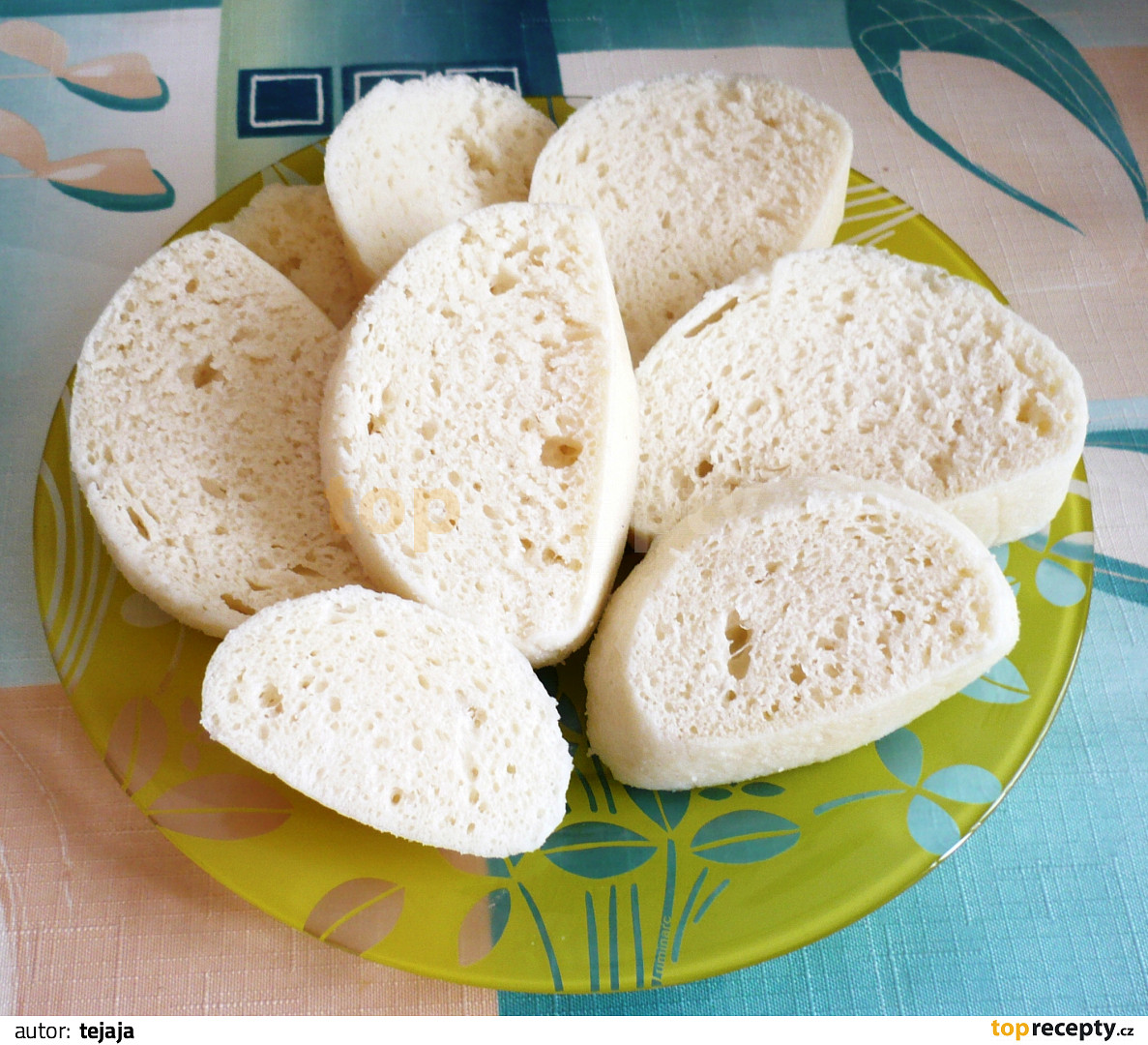 Domácí houskový knedlík z pekárny recept - TopRecepty.cz