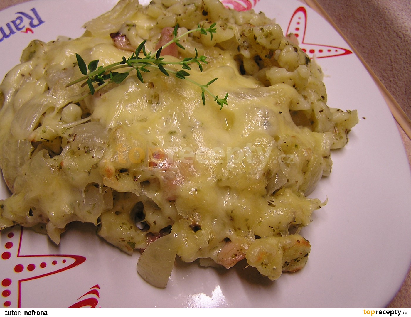 Špecle zapečené s cibulkou a sýrem recept - TopRecepty.cz