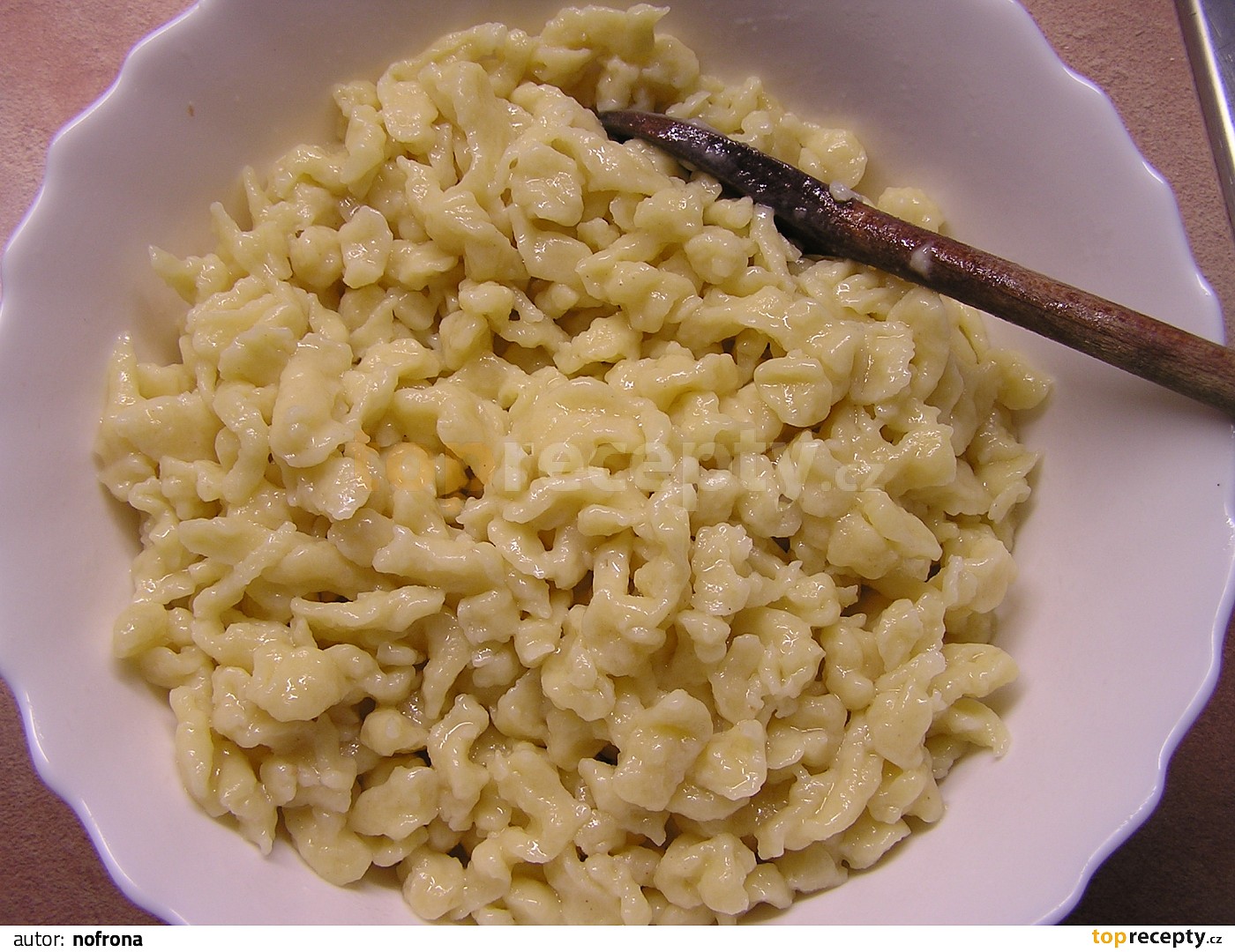 Špecle zapečené s cibulkou a sýrem recept - TopRecepty.cz