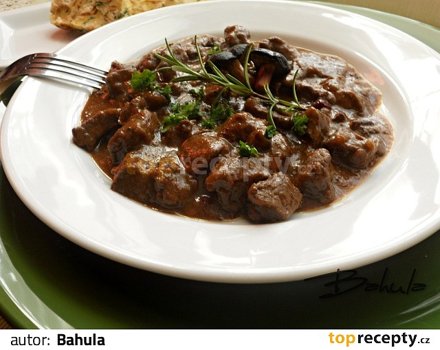 Jelení guláš s houbami recept - TopRecepty.cz