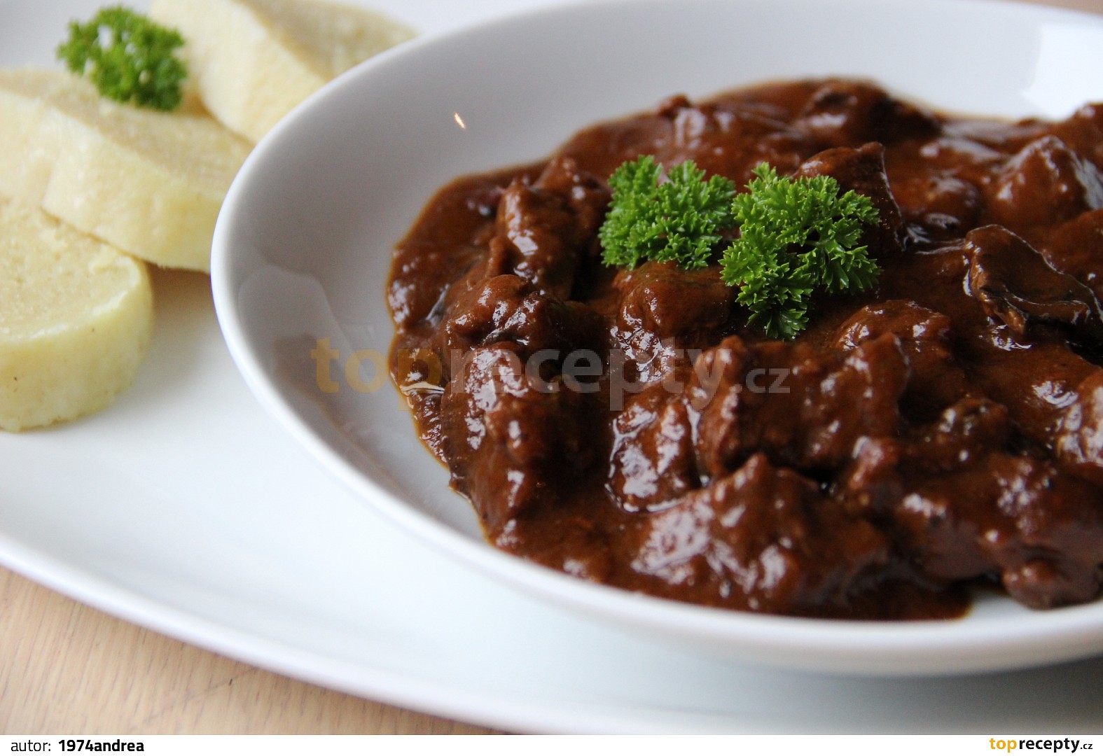 Jelení guláš s houbami recept - TopRecepty.cz