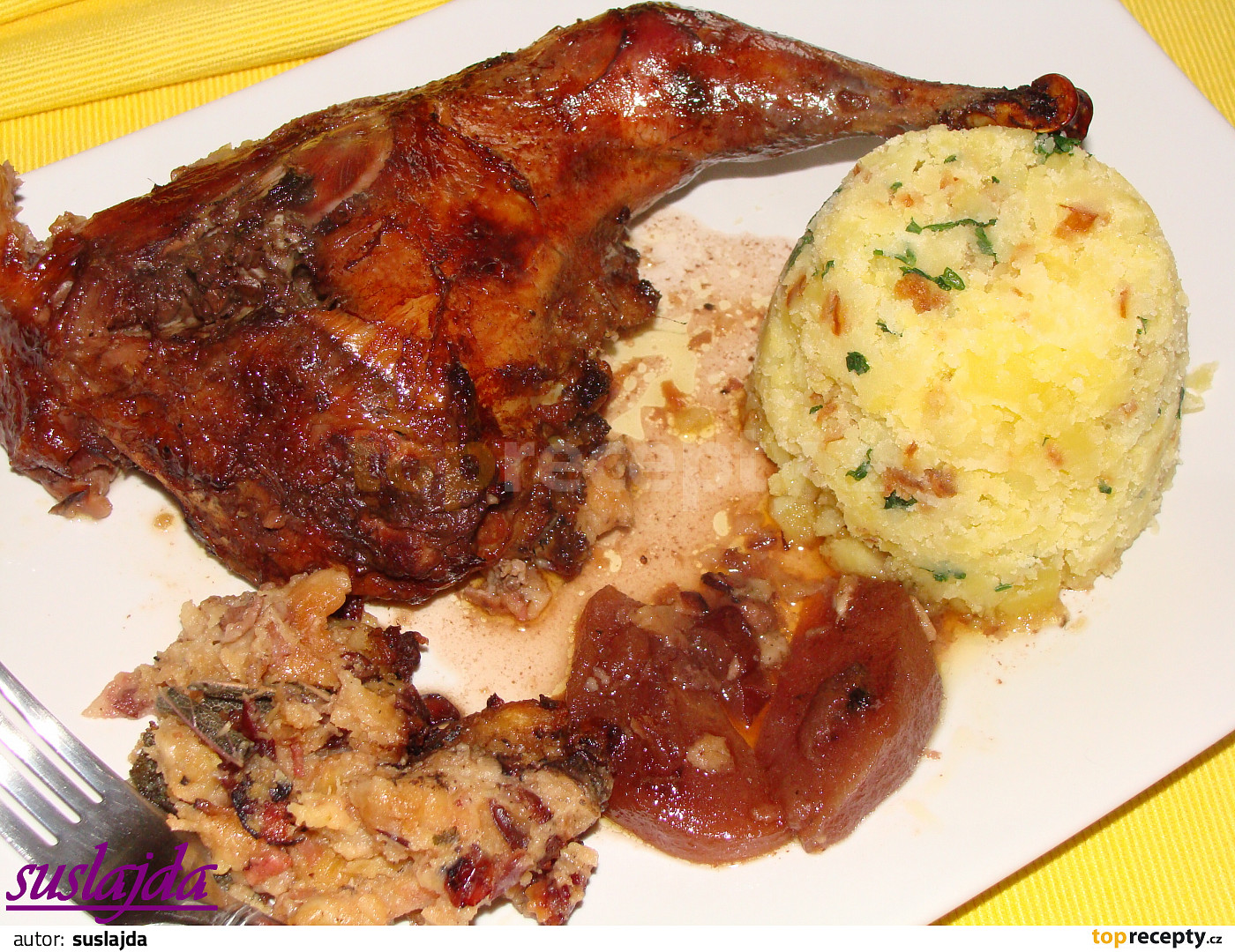 Pečený bažant s jablečno-brusinkovou nádivkou recept - TopRecepty.cz