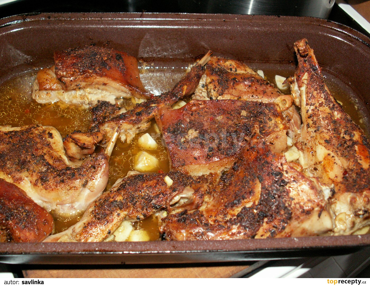 Pečený králík s vepřovým bůčkem recept - TopRecepty.cz