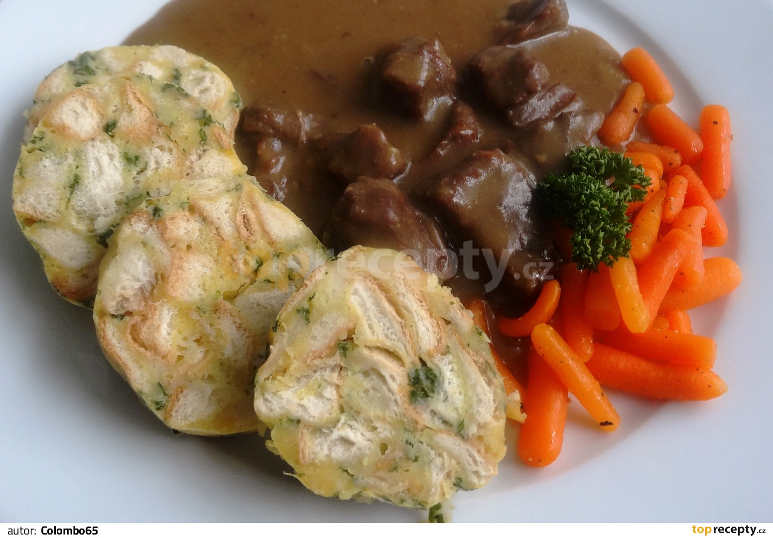 Hovězí kostky na česneku s baby karotkou recept - TopRecepty.cz