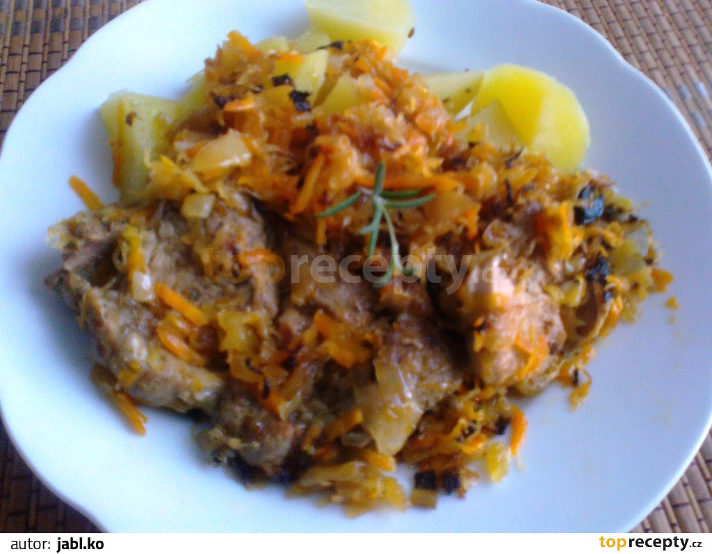 Krkovice pečená v kysaném zelí recept - TopRecepty.cz