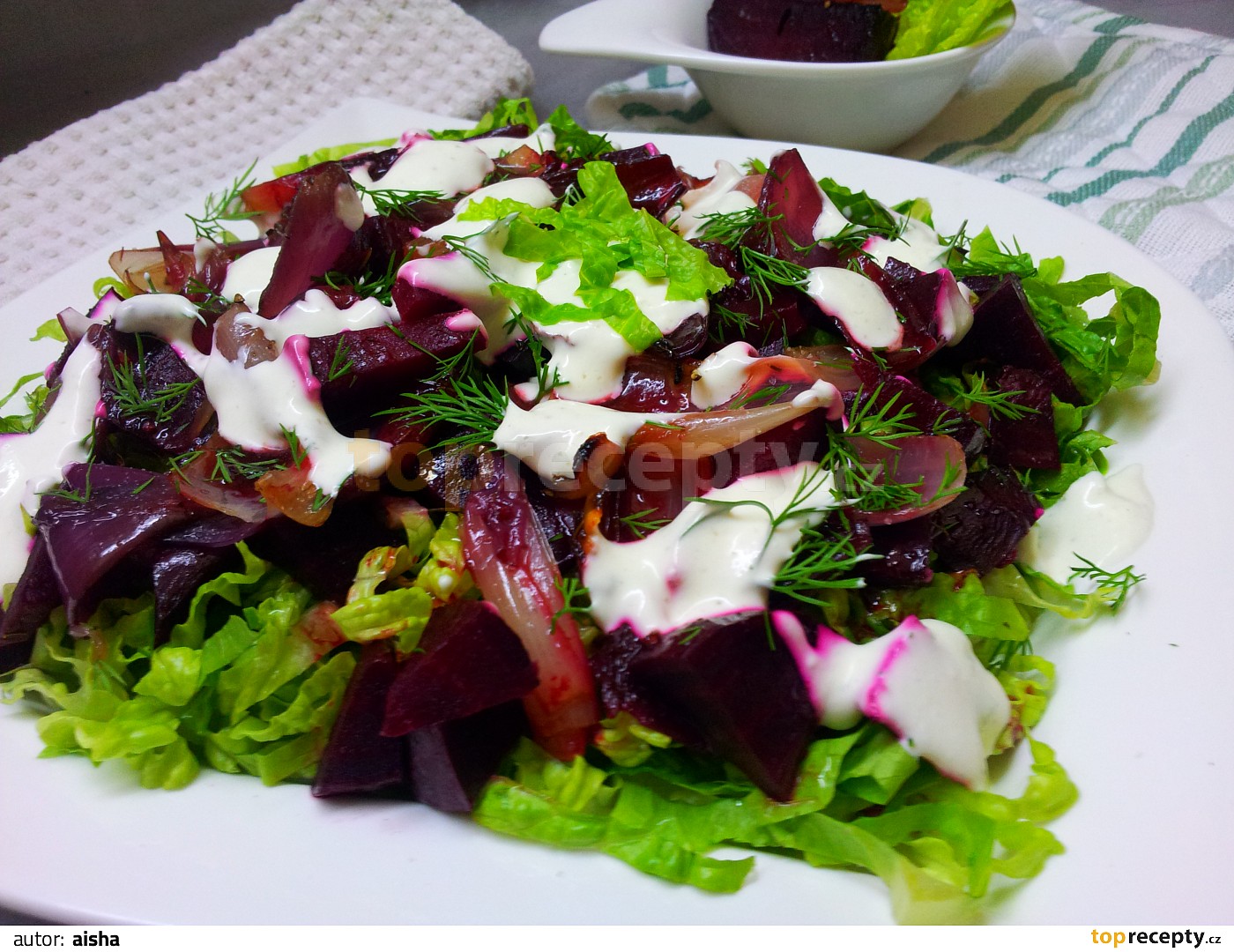 Salat z pecene cervene repy a cibule recept - TopRecepty.cz