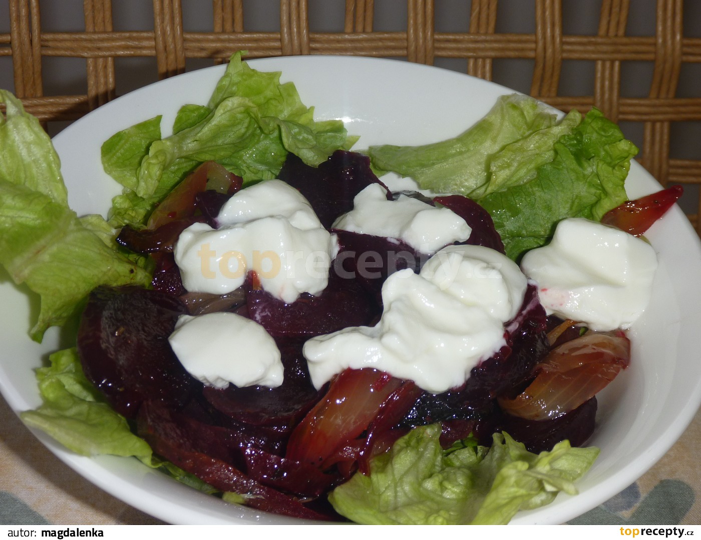 Salat z pecene cervene repy a cibule recept - TopRecepty.cz