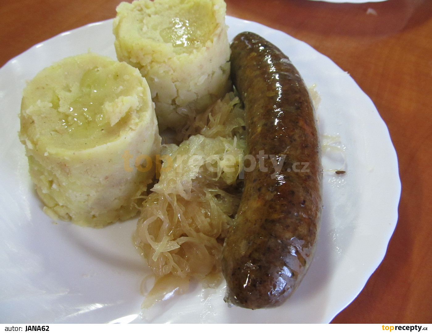 Šťouchané brambory se škvarky, jitrnice se zelím recept - TopRecepty.cz