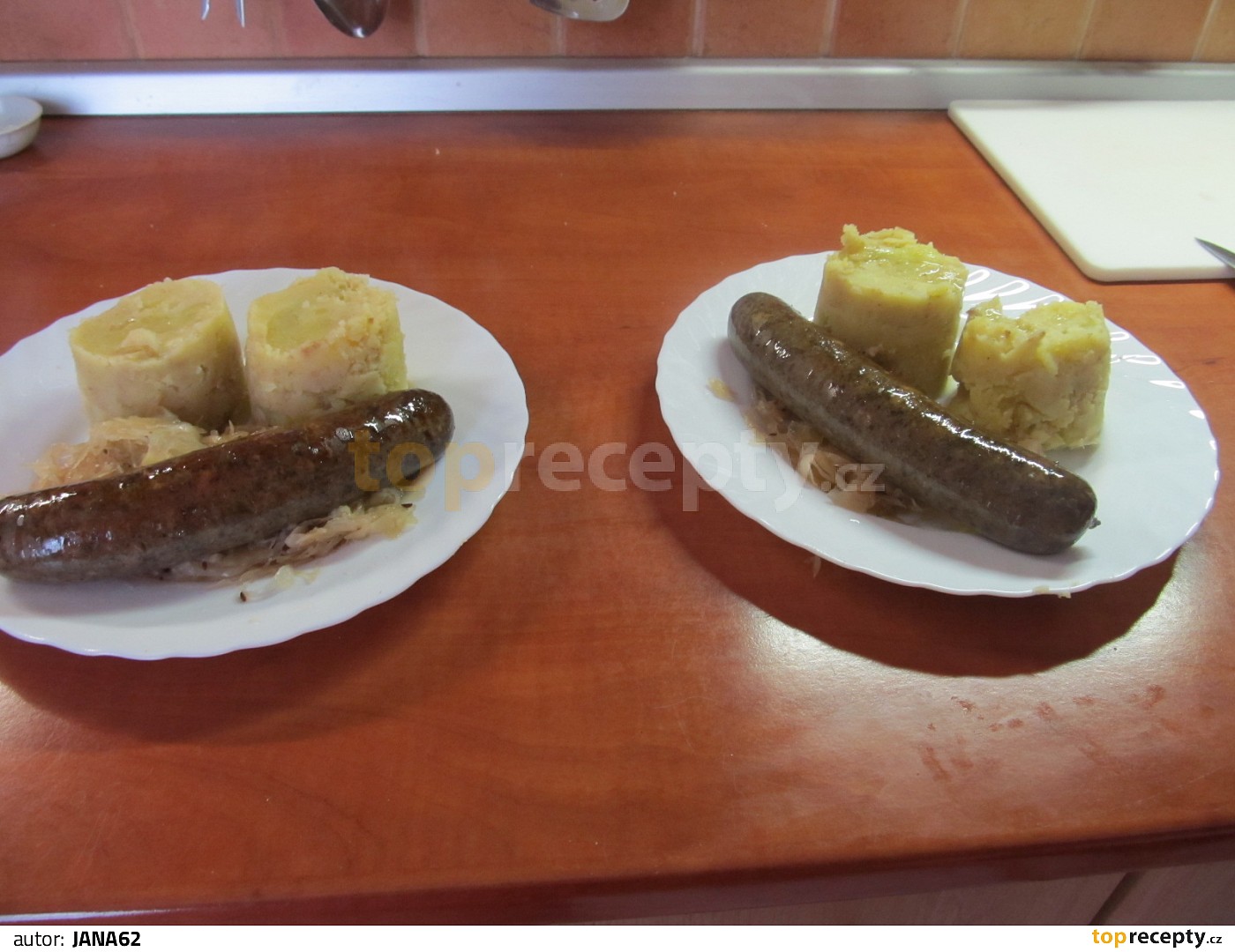 Šťouchané brambory se škvarky, jitrnice se zelím recept - TopRecepty.cz