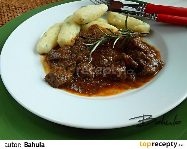 Jelení guláš podle Jirky recept - TopRecepty.cz