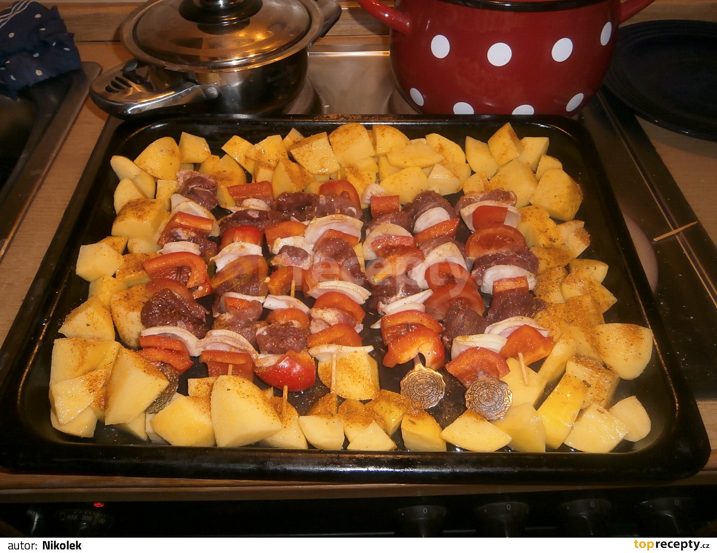 Špízy a brambory z jednoho plechu recept - TopRecepty.cz