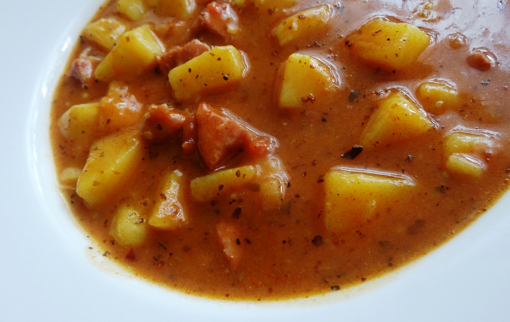 Klasický bramborový guláš neboli buřtguláš (výborný a hustý) recept ...