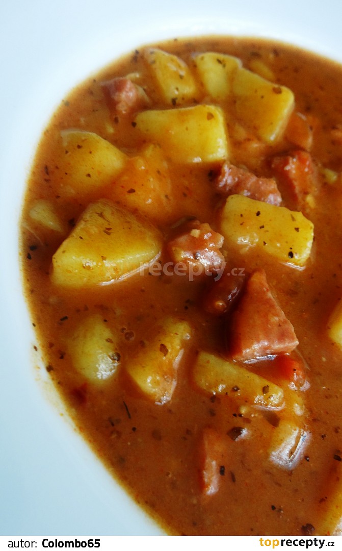 Klasický bramborový guláš neboli buřtguláš (výborný a hustý ...