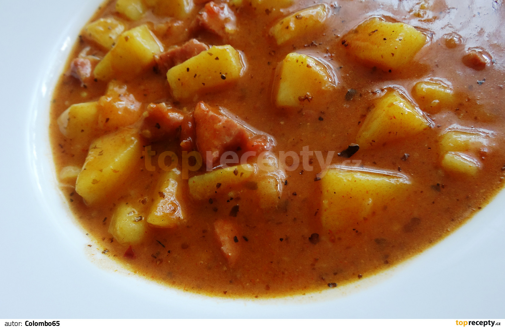 Klasický bramborový guláš neboli buřtguláš (výborný a hustý ...