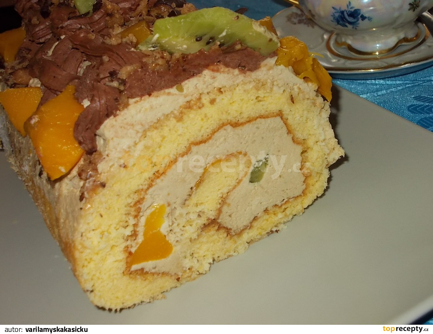 Piškotová roláda s oříšky, broskvemi a kiwi recept - TopRecepty.cz