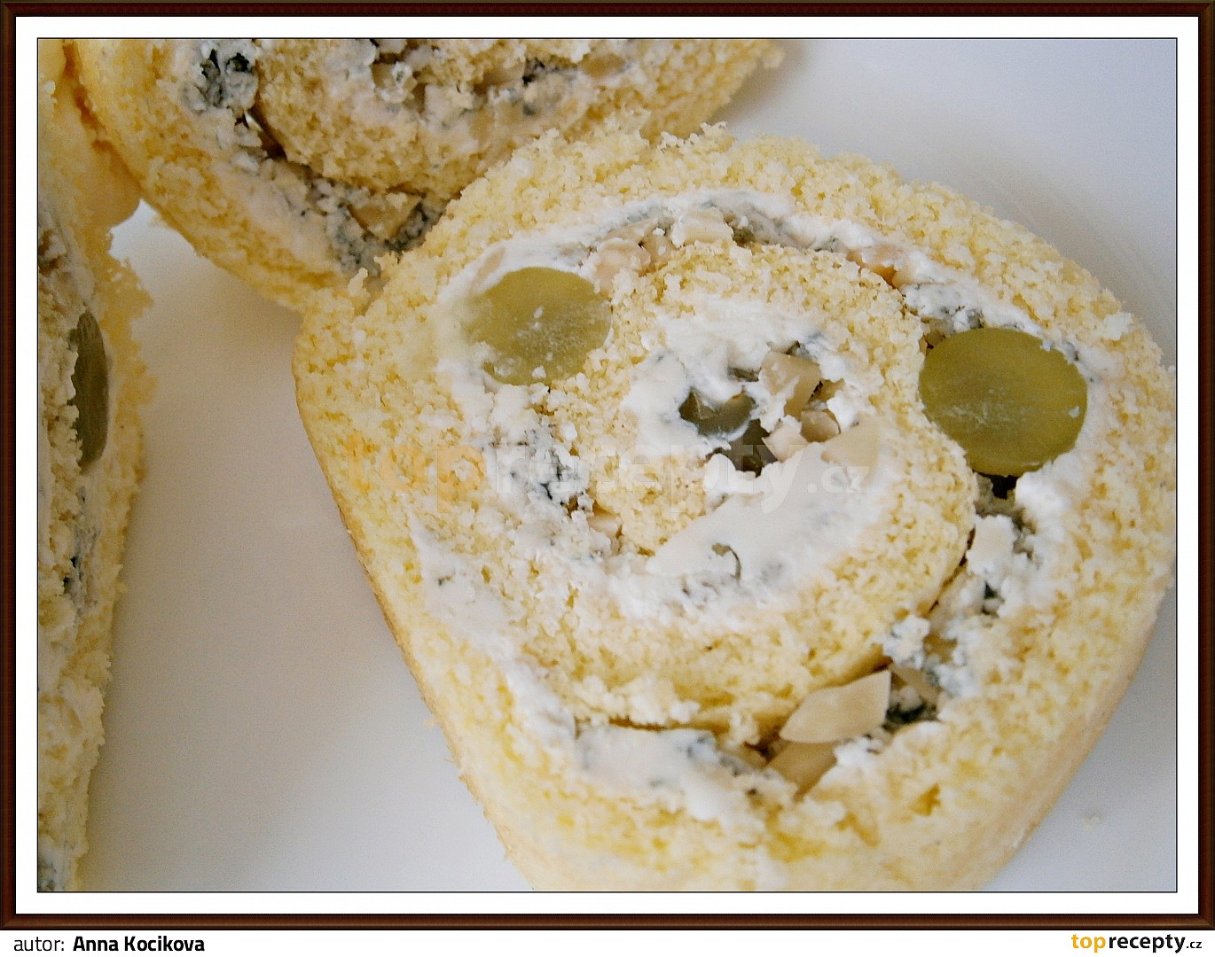 Slaná roláda se sýrem a hroznovým vínem recept - TopRecepty.cz