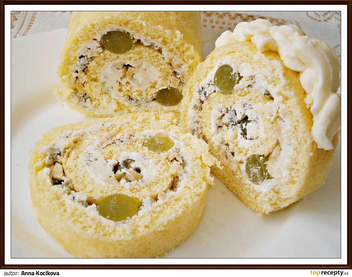 Slaná roláda se sýrem a hroznovým vínem recept - TopRecepty.cz