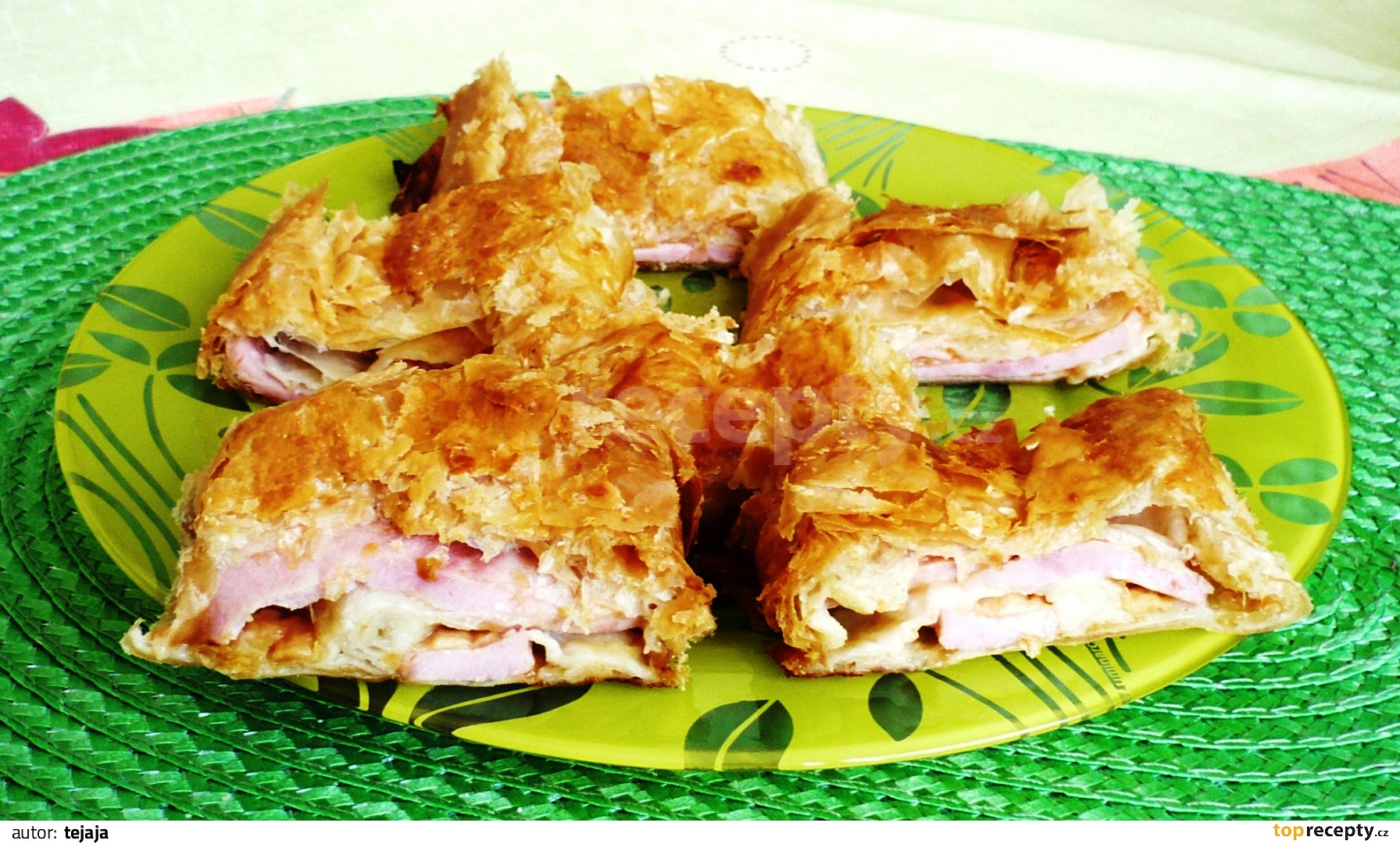 Slaný štrúdl z listového těsta recept - TopRecepty.cz