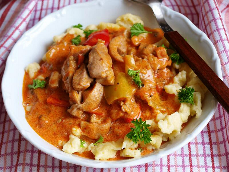 Kuřecí (skoro) perkelt s noky recept - TopRecepty.cz