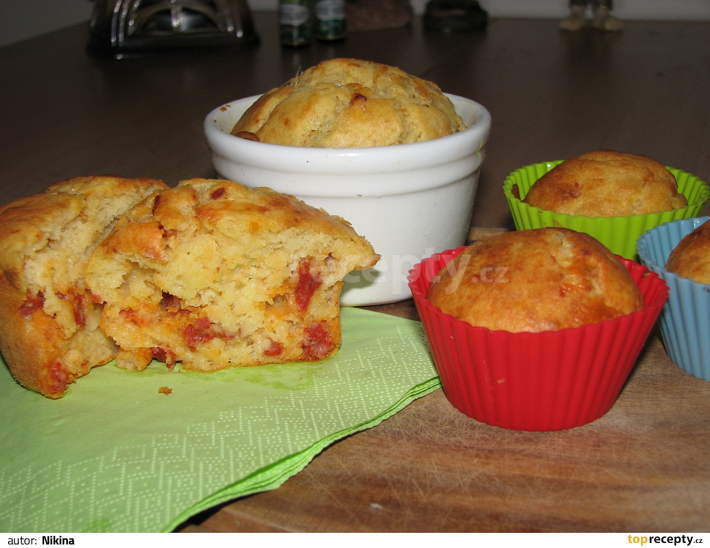 Slané muffiny s chorizem recept - TopRecepty.cz