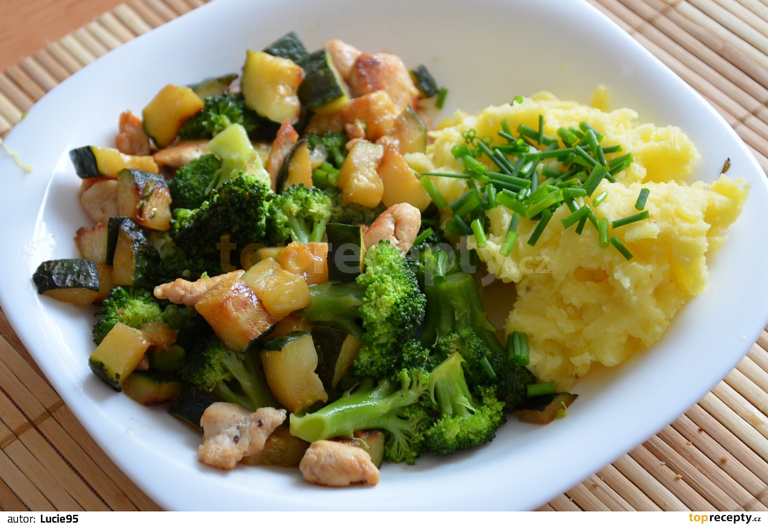 Brokolice s cuketou a kuřecími kousky recept - TopRecepty.cz