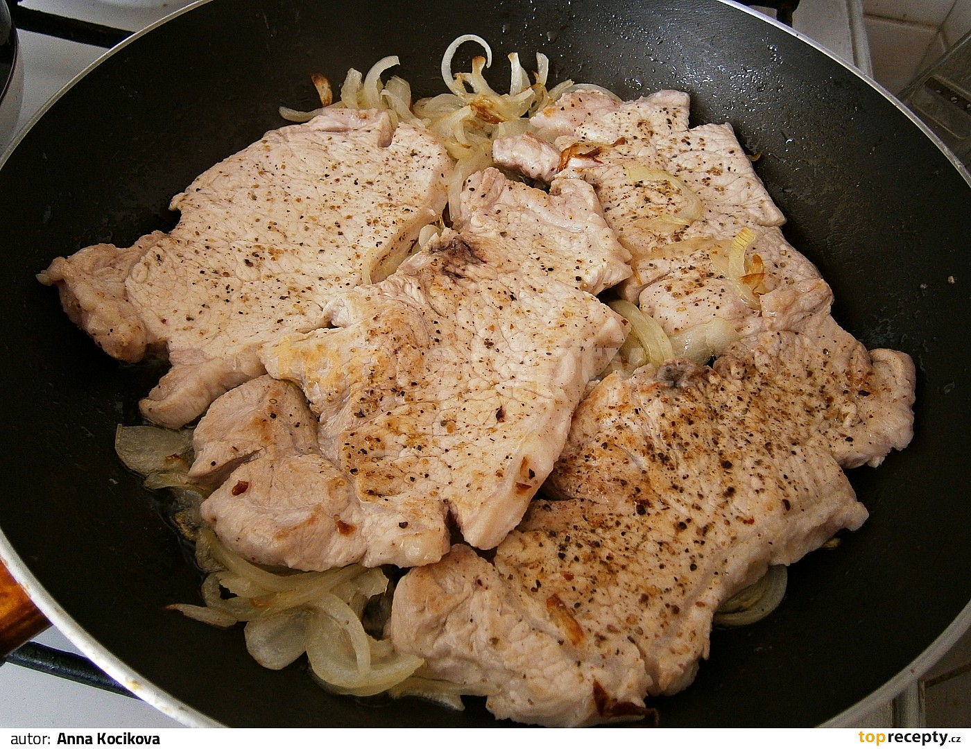 Vepřová kotleta na cibuli aneb "Mámo, honem, já mám hlad" - TopRecepty.cz