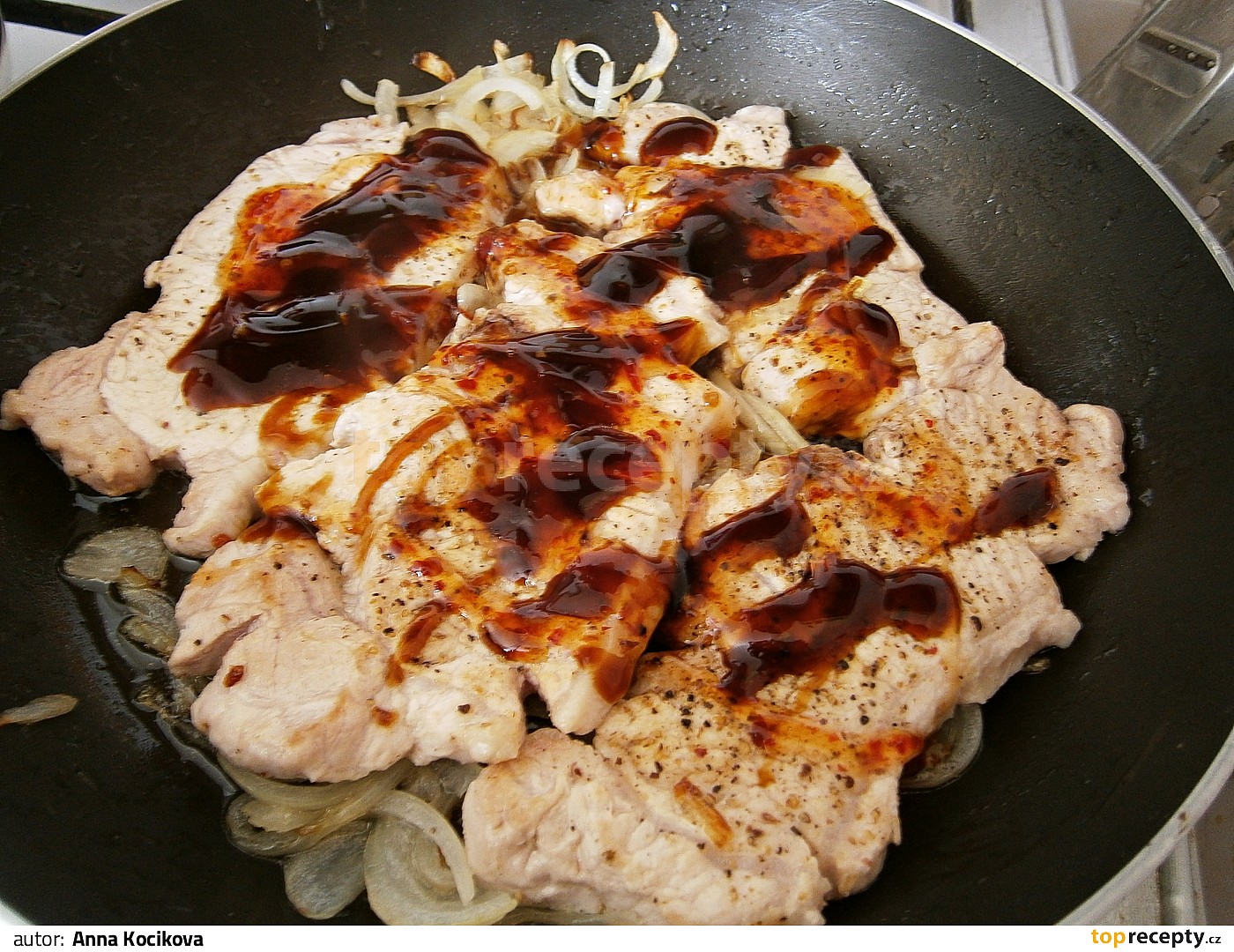 Vepřová kotleta na cibuli aneb "Mámo, honem, já mám hlad" - TopRecepty.cz