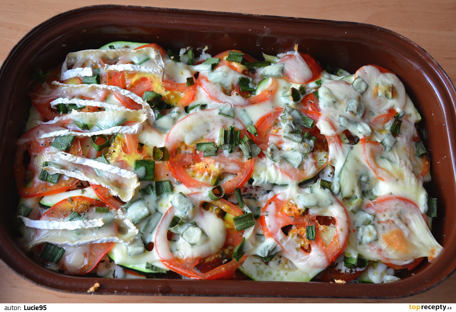 Zapečená cuketa s rajčaty, česnekem a sýrem cottage recept - TopRecepty.cz