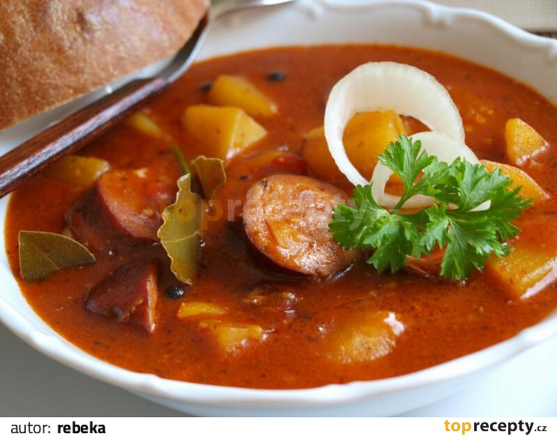 Bramborový guláš s klobásou recept - TopRecepty.cz