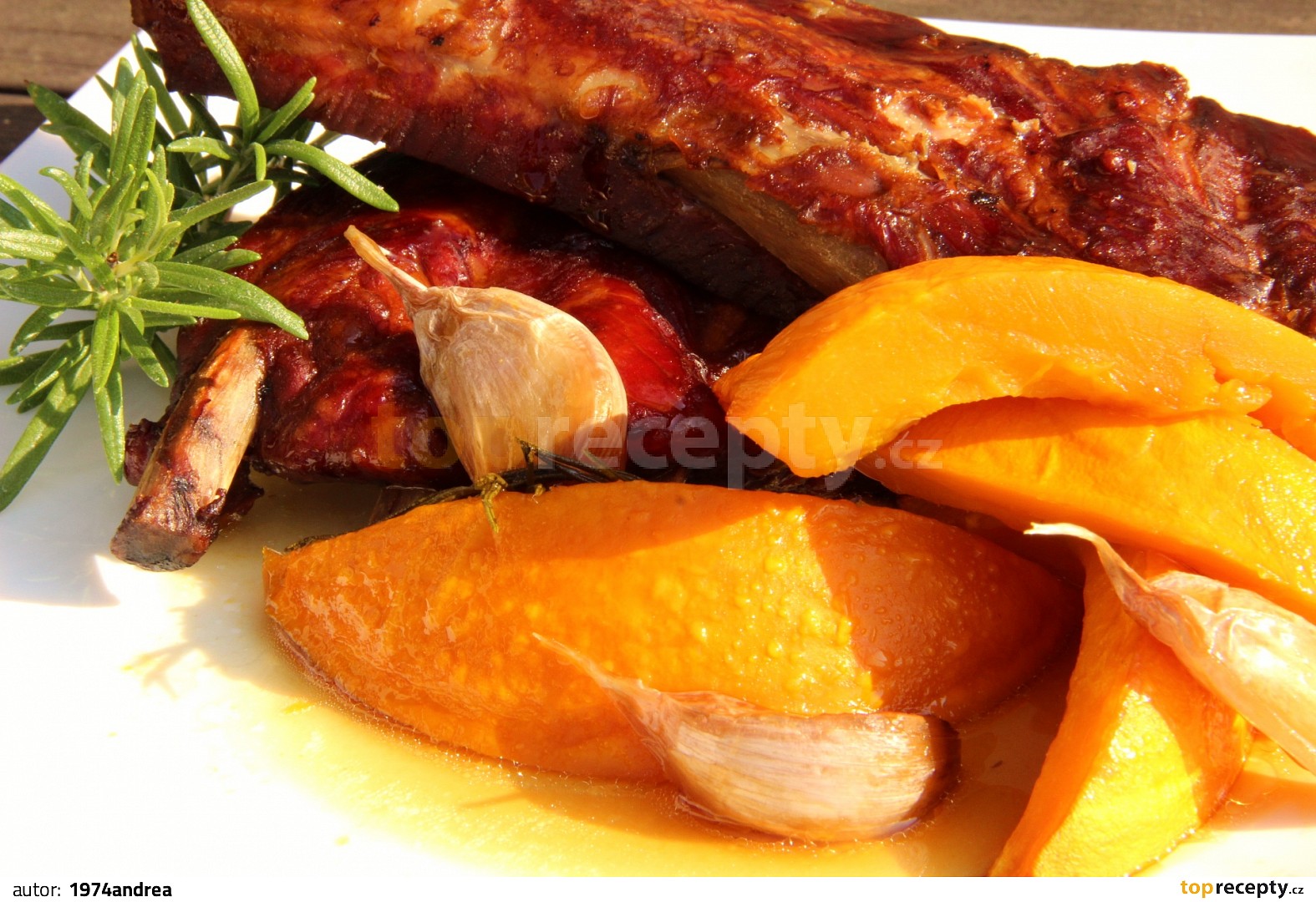 Uzená žebra pečená s dýní recept - TopRecepty.cz