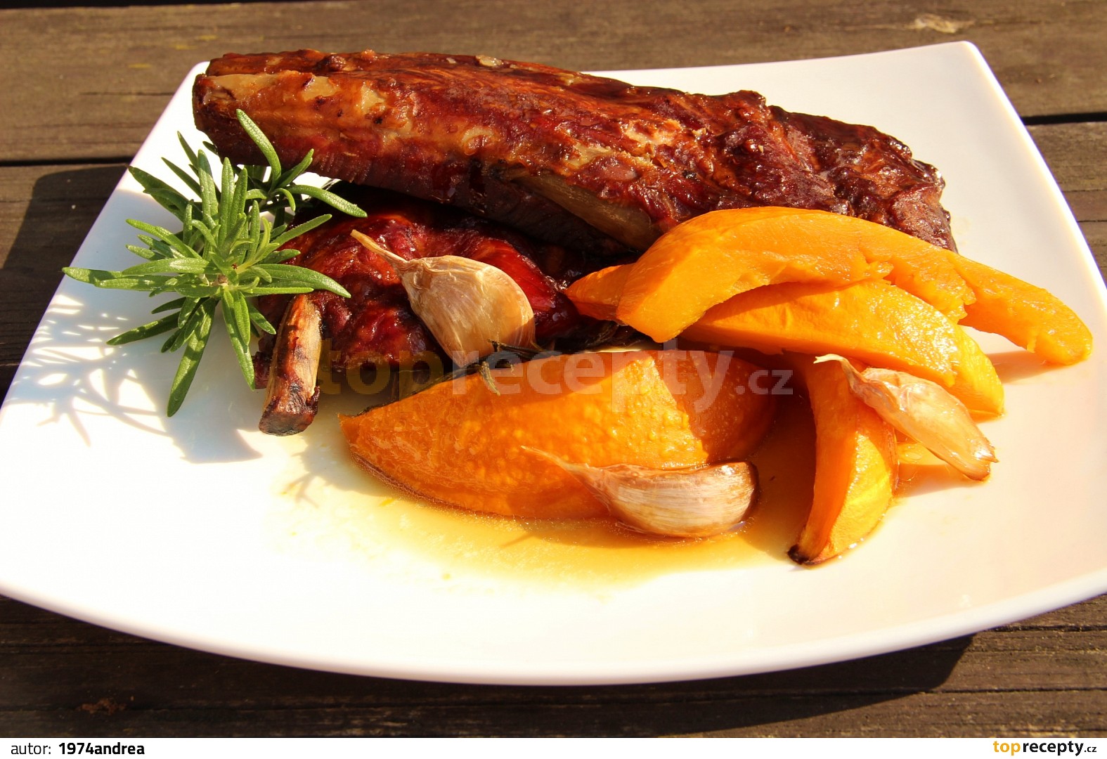 Uzená žebra pečená s dýní recept - TopRecepty.cz