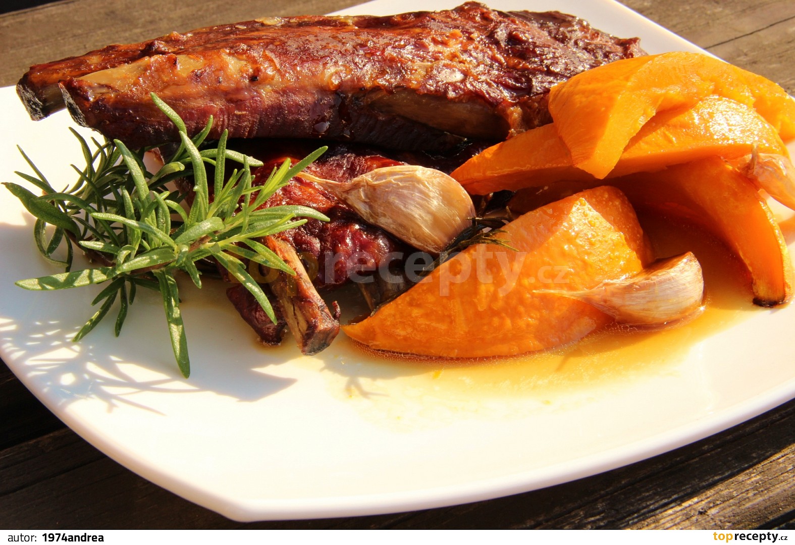 Uzená žebra pečená s dýní recept - TopRecepty.cz
