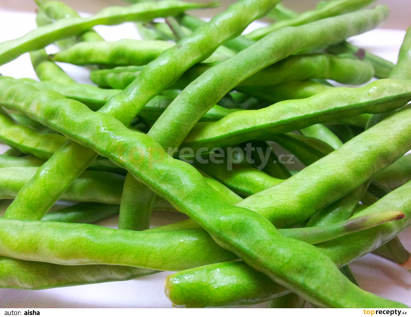 Vigna čínská (lusky) na oleji a rajčatech recept - TopRecepty.cz