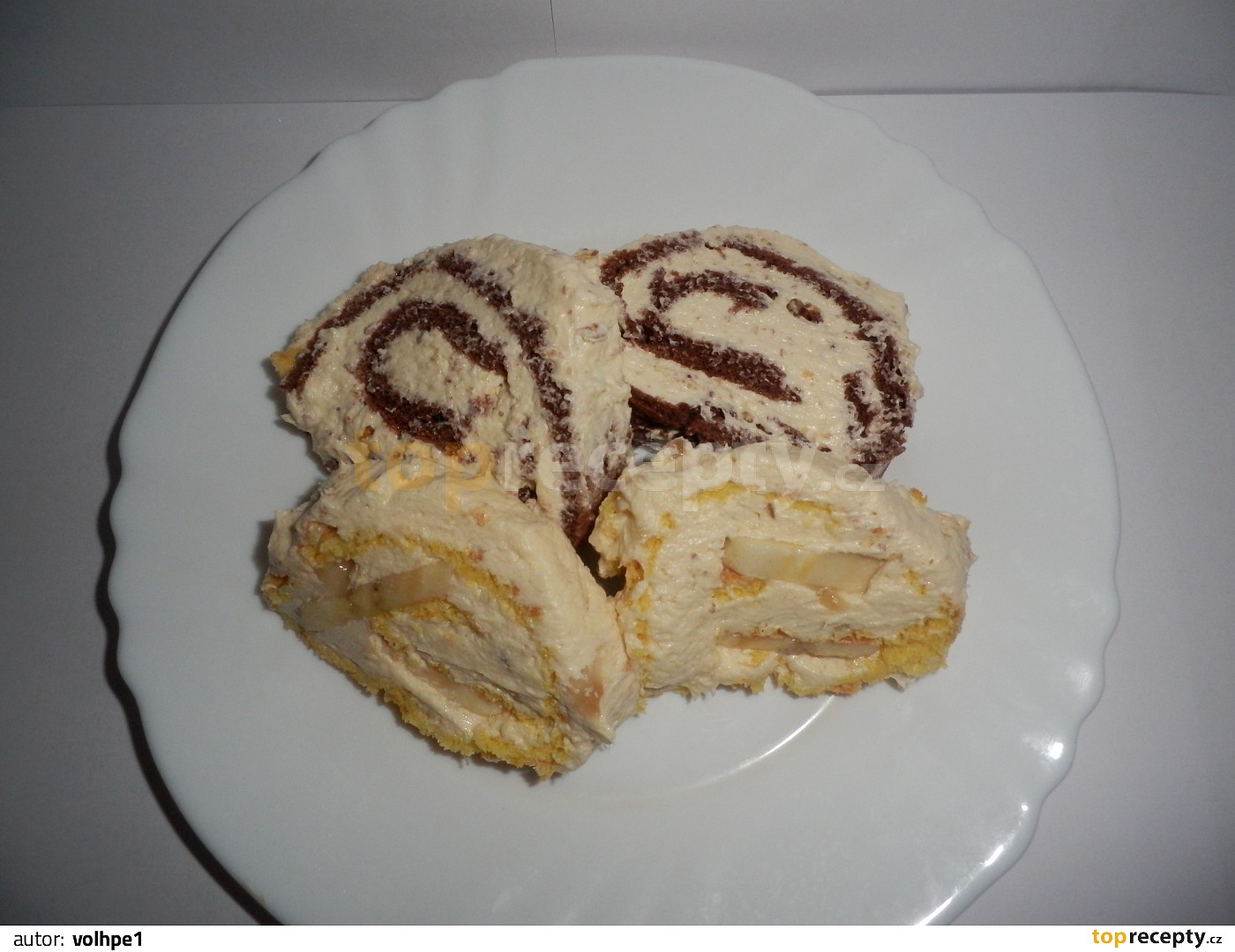 2 Piškotové rolády - banánová + oříšková s čokoládou recept - TopRecepty.cz