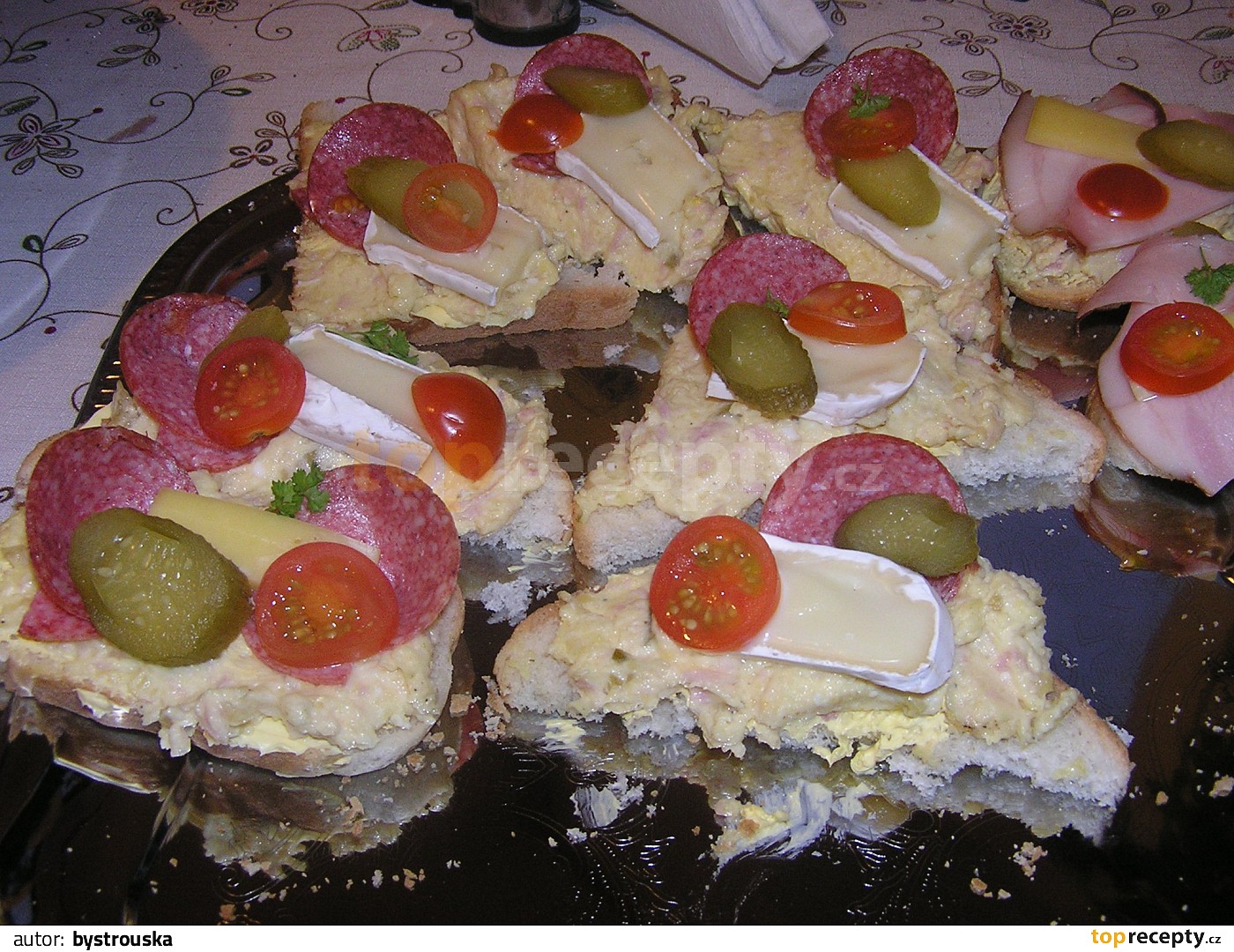 Pomazánka na obložené chlebíčky z vařených brambor recept - TopRecepty.cz