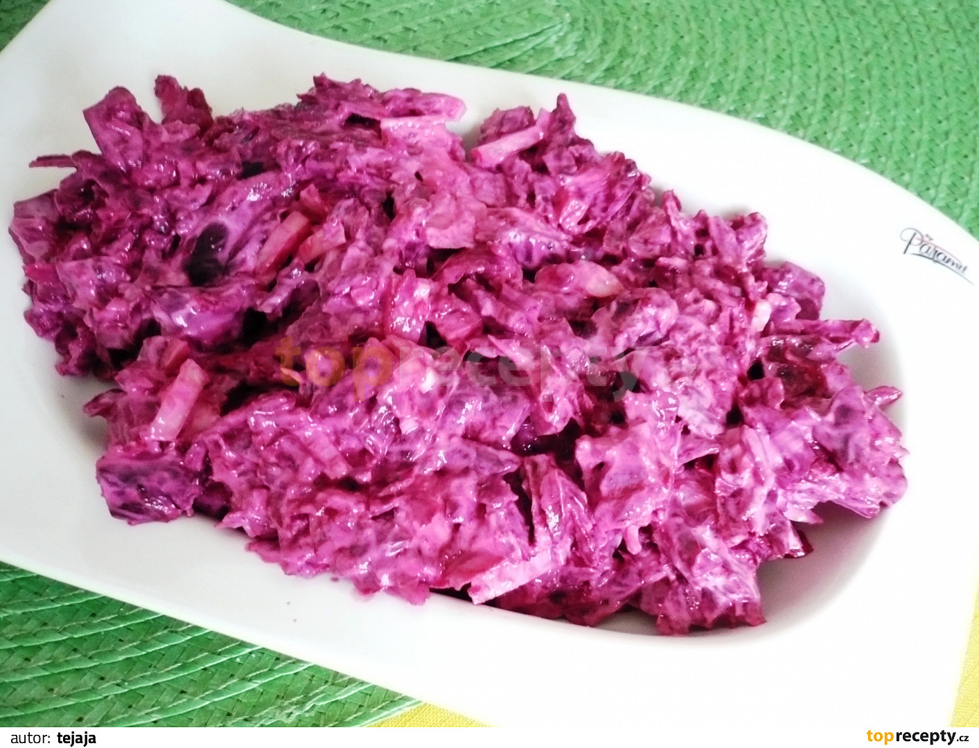 Salát z červené řepy, cibule a jogurtu recept - TopRecepty.cz