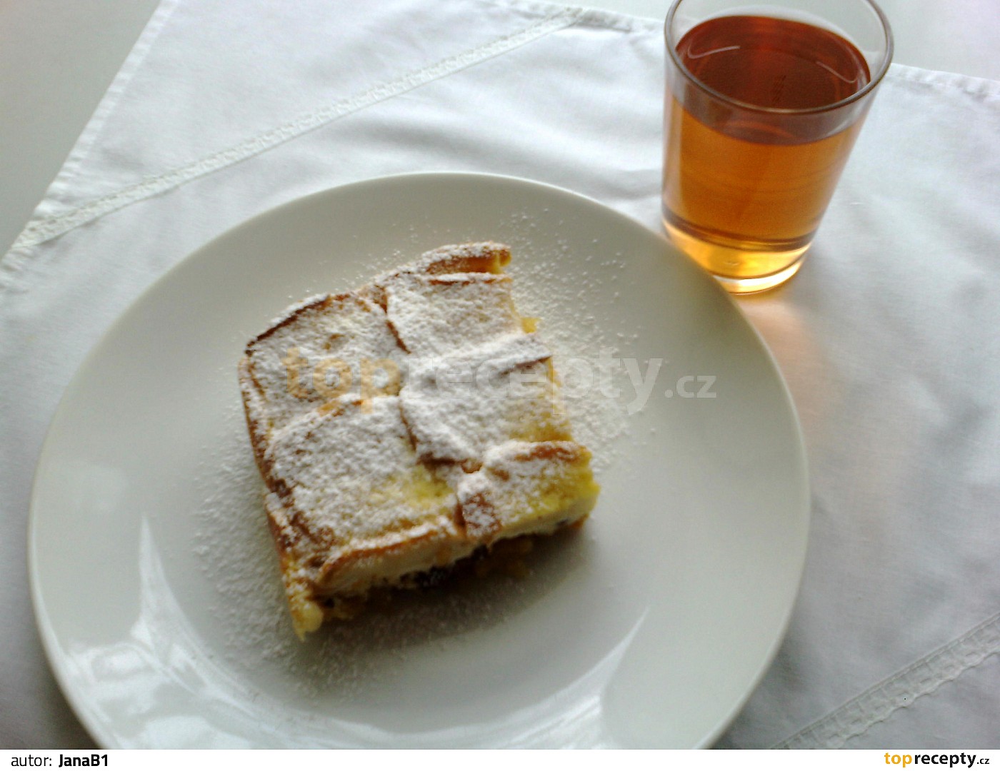 Žemlovka s jablky a tvarohem recept - TopRecepty.cz