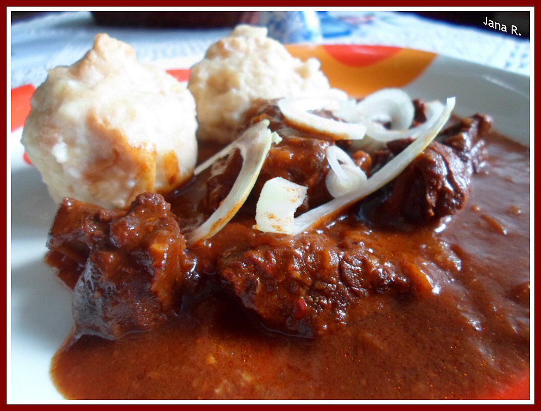 Jelení guláš s povidly a skořicí recept - TopRecepty.cz