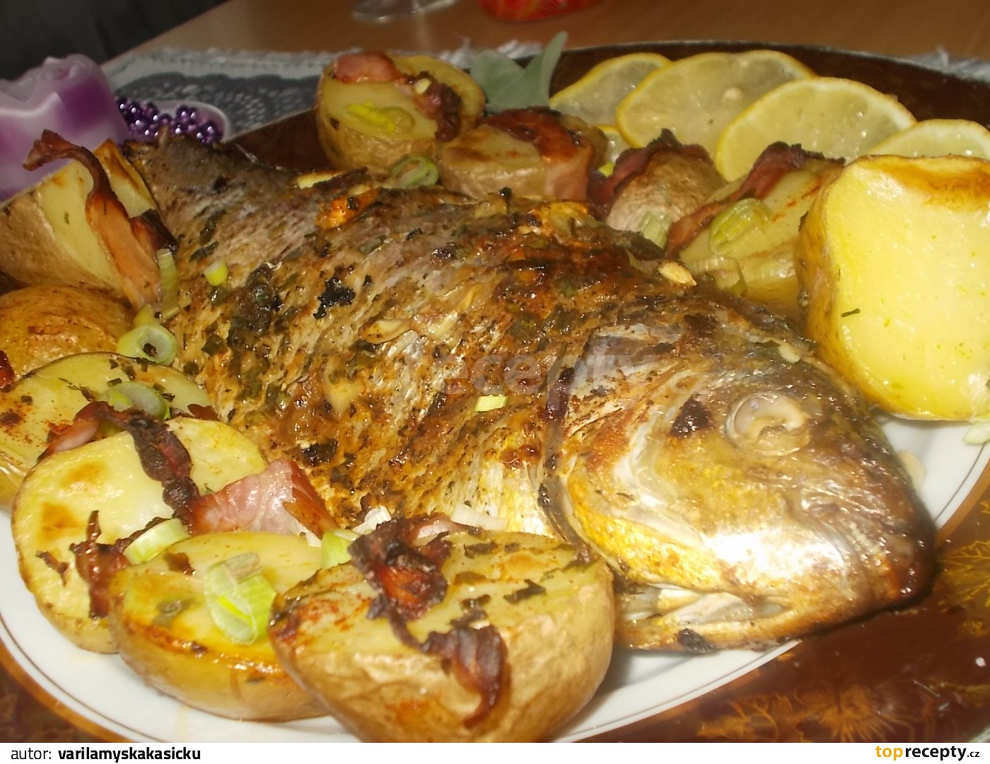 Pečený okáč s bylinkami, bobkovým listem a česnekem recept - TopRecepty.cz