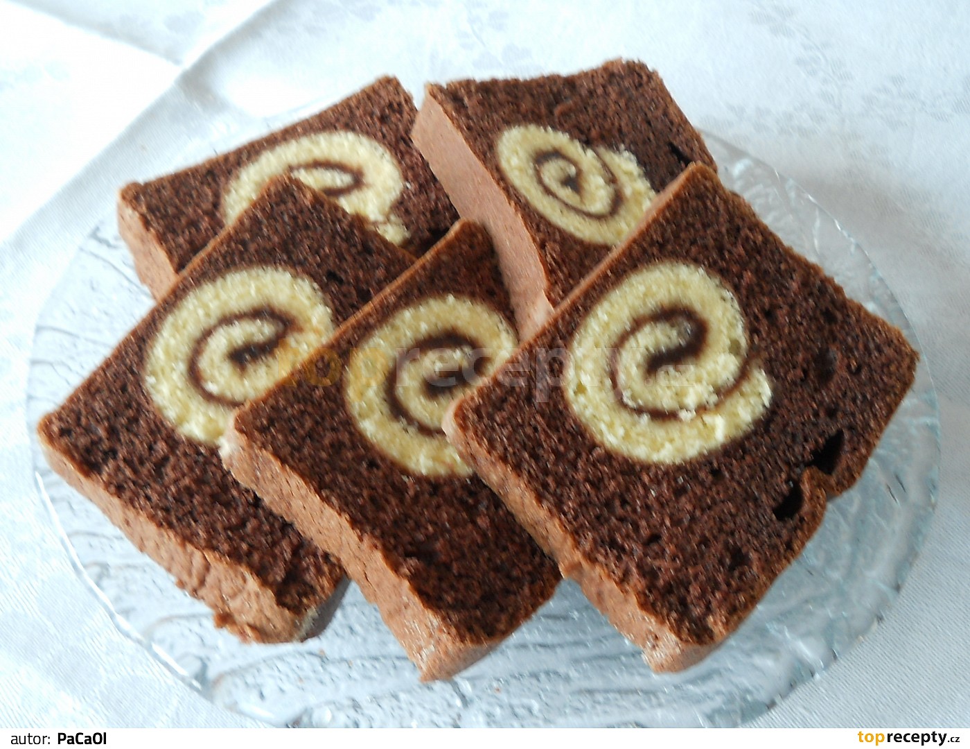 Roládo-čoko-ořechový koláč recept - TopRecepty.cz