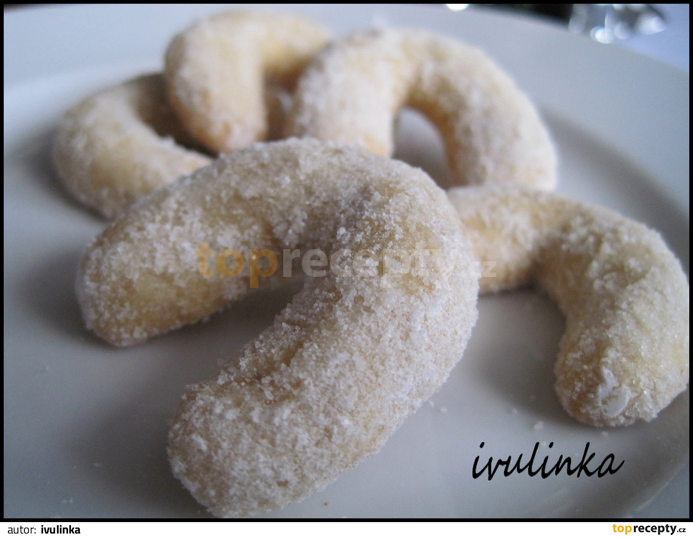 Vánoční cukroví - křehké vanilkové rohlíčky recept - TopRecepty.cz