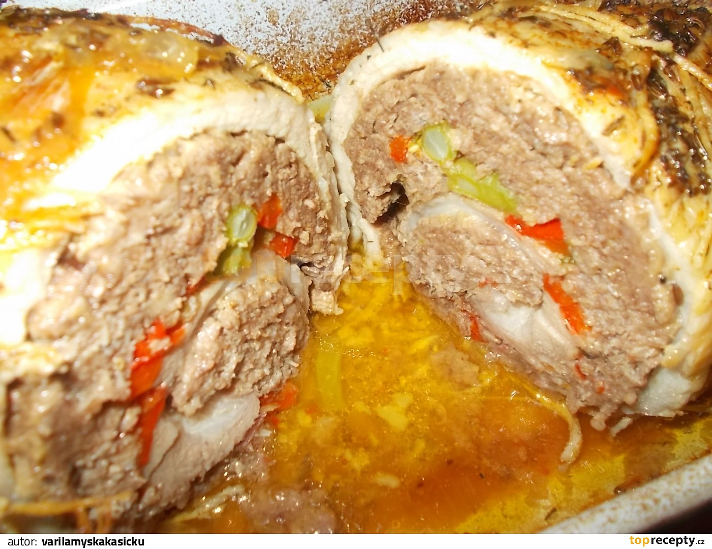 Bůčková roláda s mletým masem, fazolkami a červenou paprikou ...