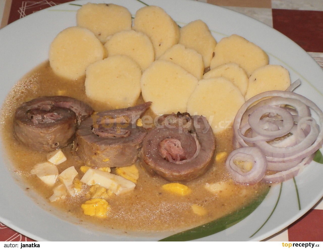 Dušený hovězí pupek na pepři v cibulové omáčce recept - TopRecepty.cz