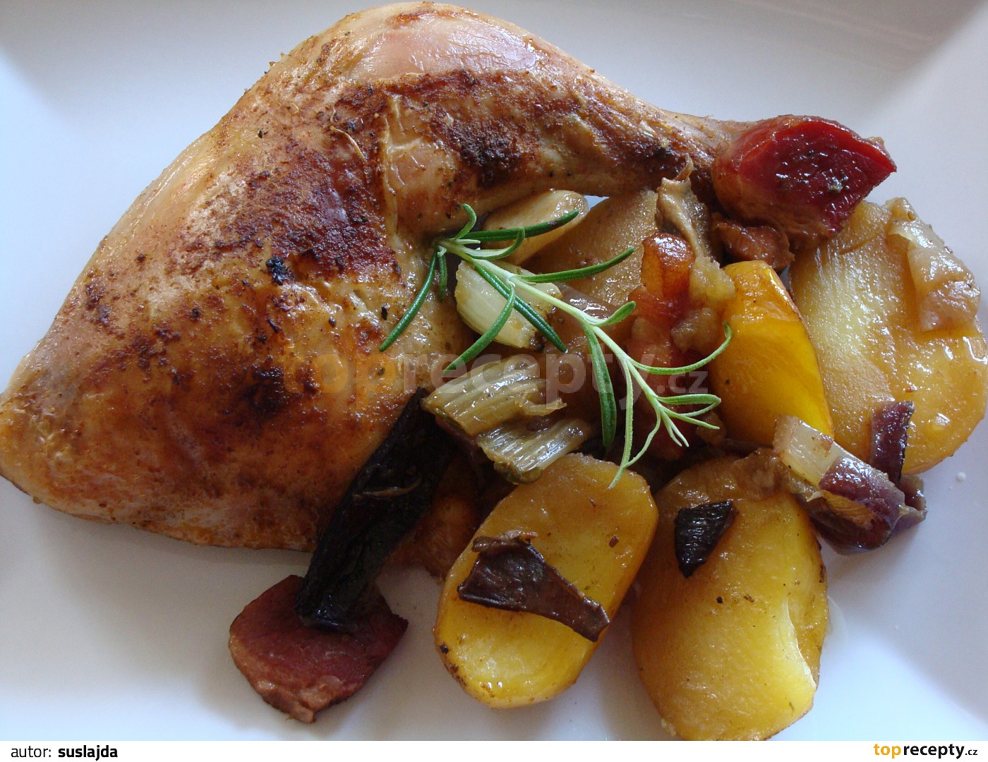 Kuře pečené na houbách, zelenině a bramborách recept - TopRecepty.cz