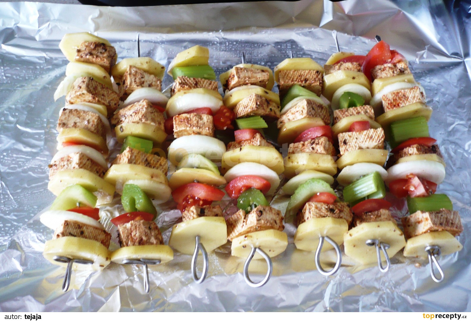 Zeleninové ražniči s tofu recept - TopRecepty.cz